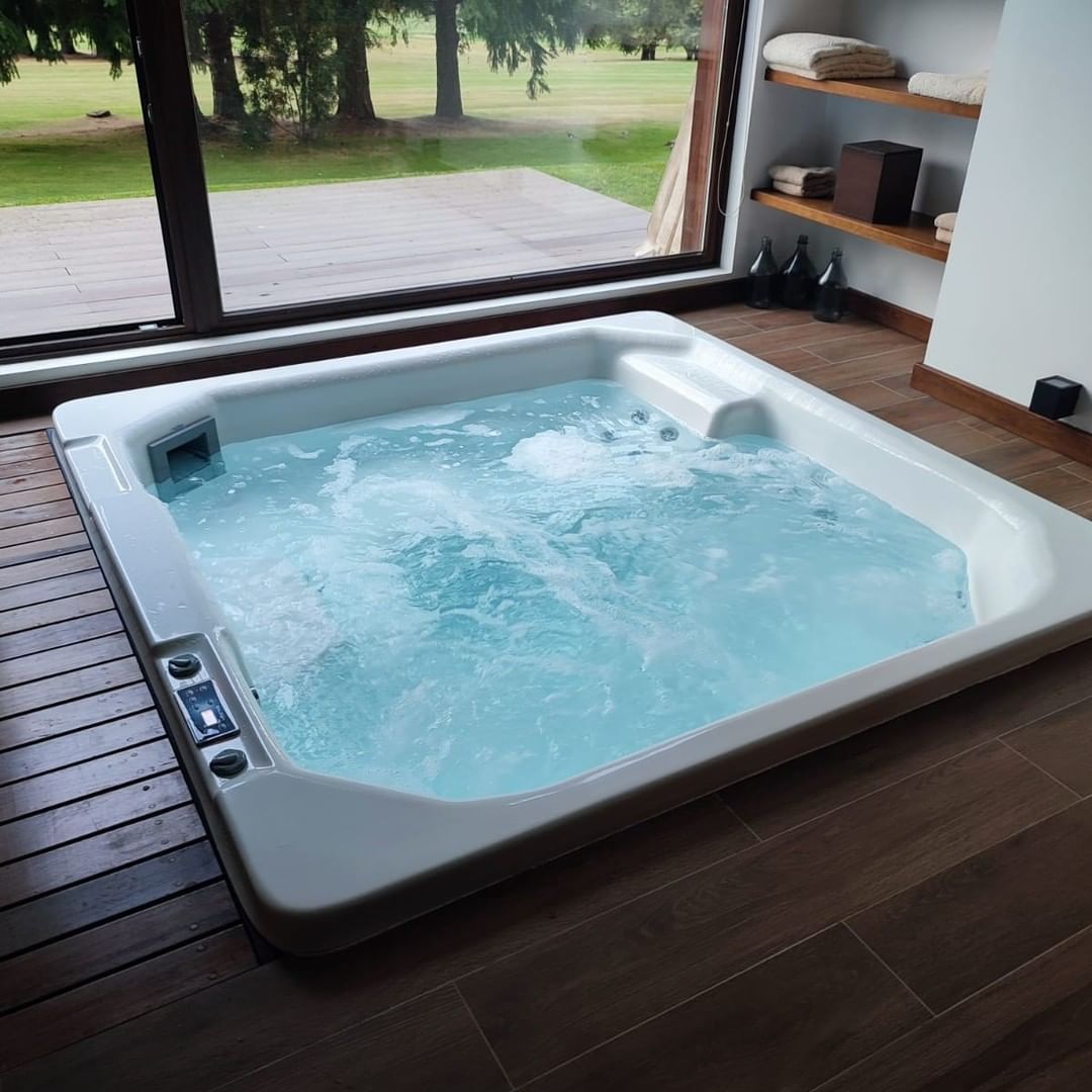 Spa de Exterior Cook | Buck & Buck - Bath & Wellness